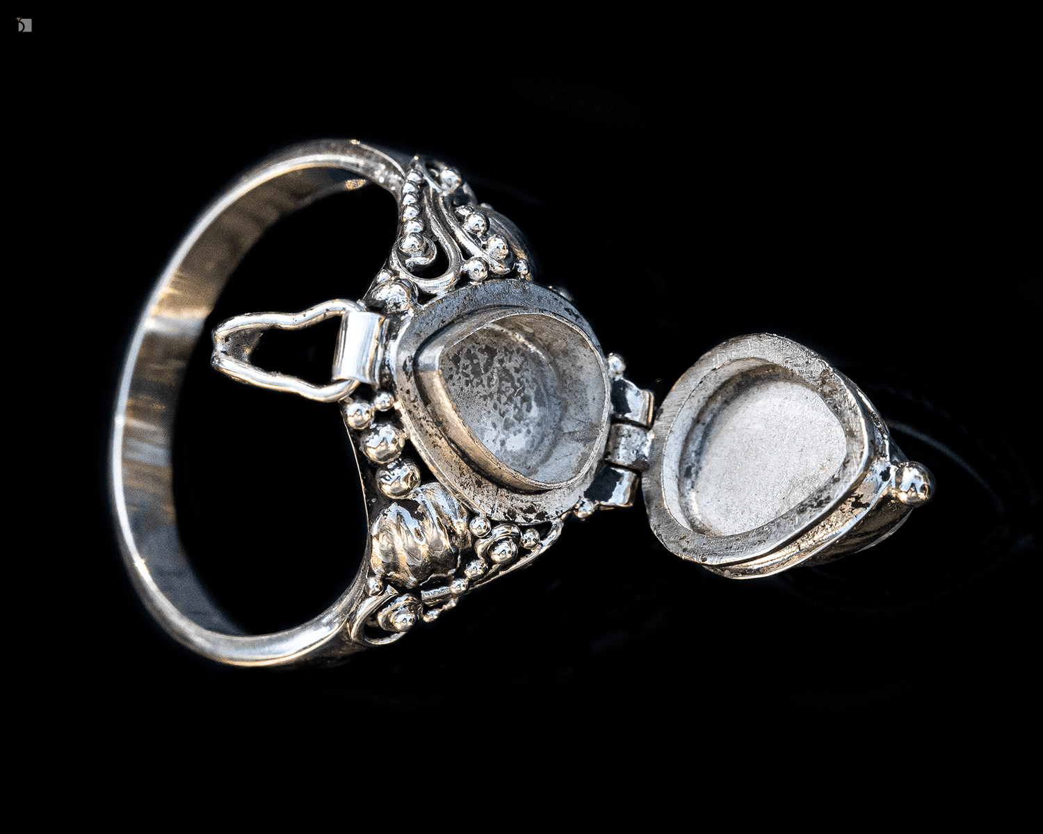 The Historical Significance of Black Widow (Poison) Rings - My Jewelry ...